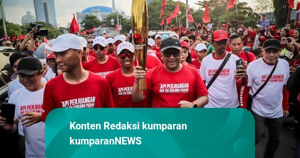 Foto: Hasto Membawa Obor Api Perjuangan ke Lokasi Rakernas V PDIP | kumparan.com